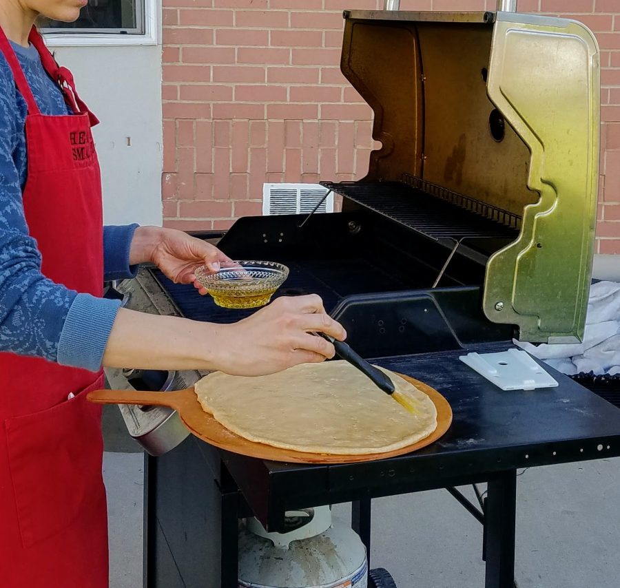 Homemade Pizzas on the Outdoor Grill – Hearty Smarty